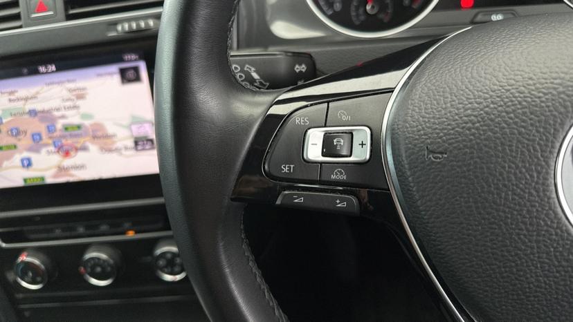 Used 2017 WHITE Volkswagen Golf 1.4 TSI SE [Nav] 5dr, 62,579 miles - cinch