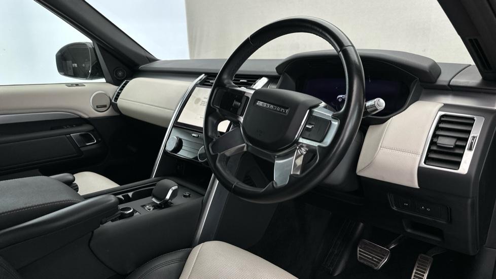 Used 2021 SILVER Land Rover Discovery 3.0 D300 R-Dynamic SE 5dr Auto ...