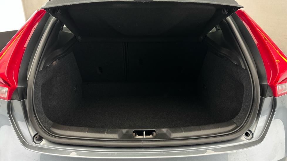 Used 2019 GREY Volvo V40 T2 [122] Momentum Nav Plus 5dr Geartronic ...