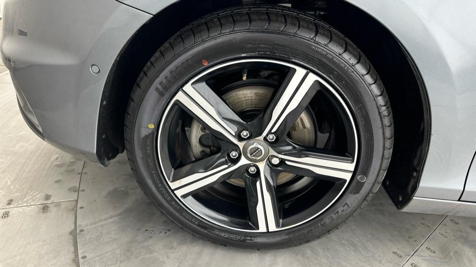 Used 2018 GREY Volvo V40 T2 [122] R DESIGN 5dr, 26,020 miles - cinch