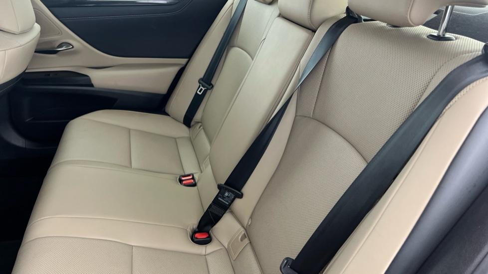 Used 2020 RED Lexus ES 300h 2.5 4dr CVT, 46,556 miles - cinch